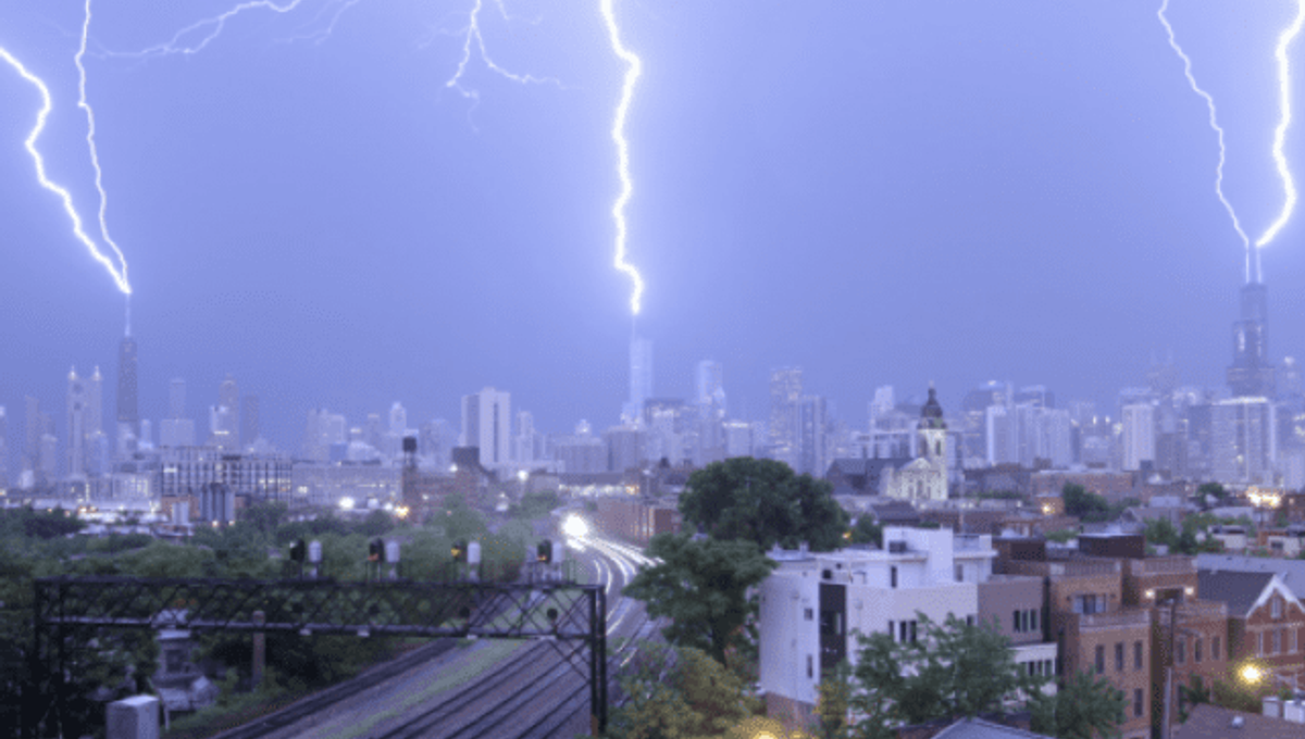 Triple Simultaneous Lightning Strike | IFLScience