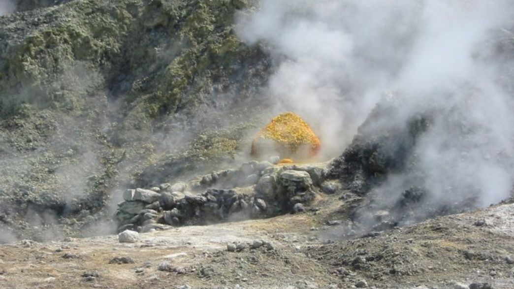 Italy's Volcanic Rocks Like Reinforced Roman Concrete | IFLScience
