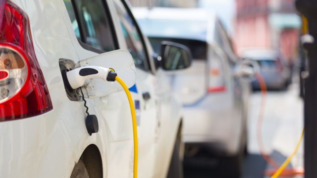 Electric Motorways Could Charge Electric Cars On The Go | IFLScience
