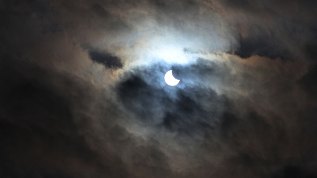 300-Year-Old Eclipse Wind Mystery Finally Explained | IFLScience