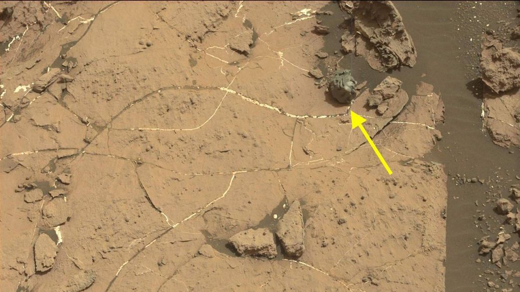Shiny Metal Meteorite Spotted By Curiosity On Mars | IFLScience
