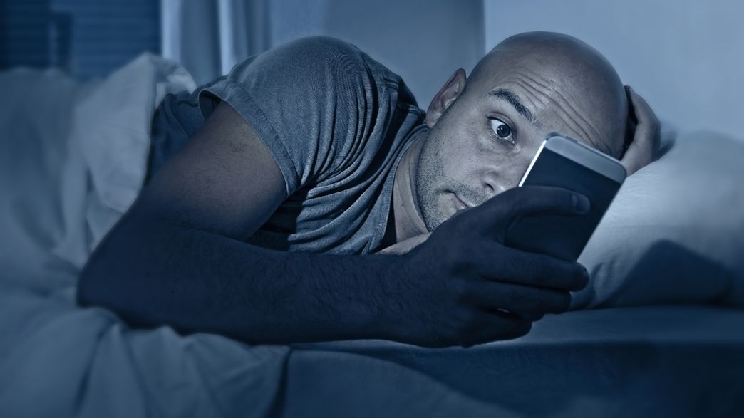 How Smartphone Light Affects Your Brain And Body | IFLScience