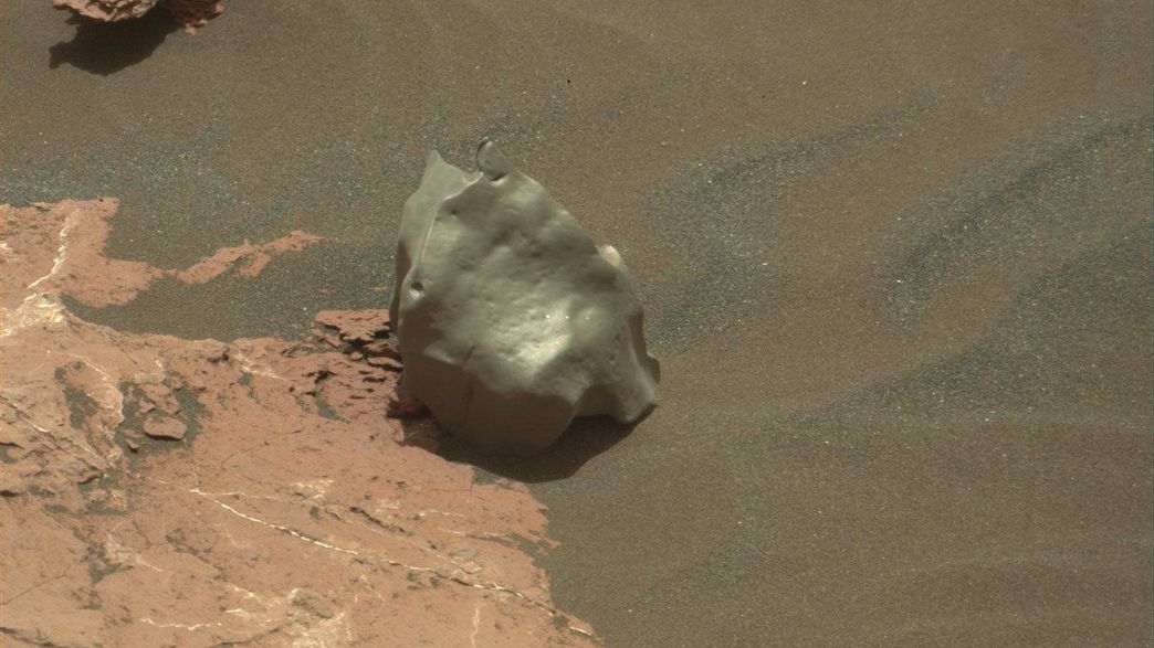 NASA's Curiosity Rover Spots Metallic Object On Mars | IFLScience