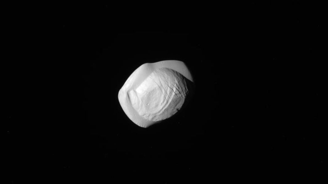 Cassini Snaps Images Of Weird "Ravioli Moon" Pan Orbiting Saturn ...