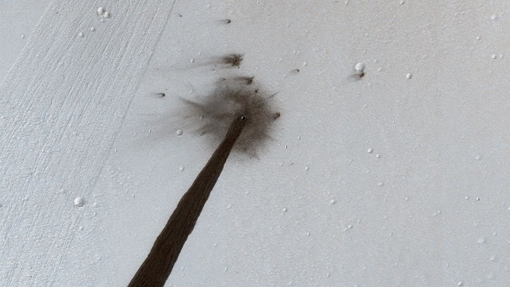 This Amazing Image Of A Meteorite Impact On Mars Is Not Quite What You ...