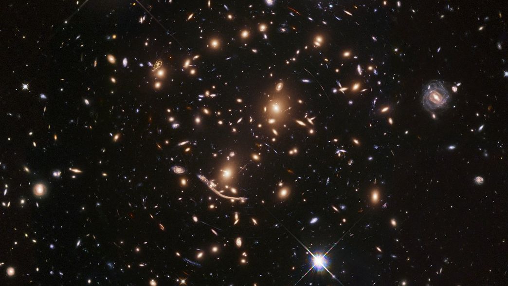 Gravitational-Lensing Galaxy Clusters Reveal Thousands Of New Galaxies ...