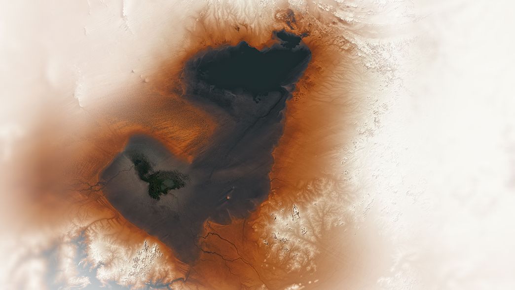 NASA Image Reveals Remnant Of Vast Ancient Lake In The Sahara | IFLScience