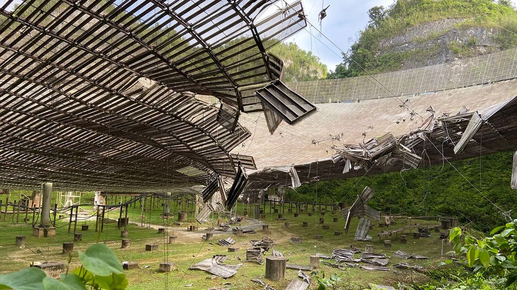 One Of The World's Great Telescopes Badly Damaged After Cable Snaps ...
