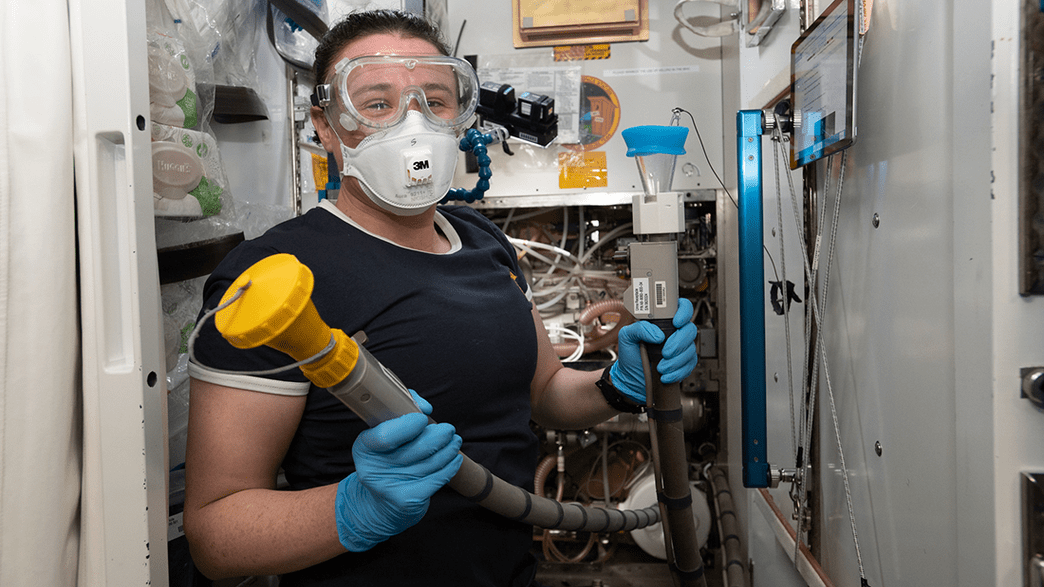 Astronaut Explains In Explicit Detail How To Go To The Toilet In Space ...