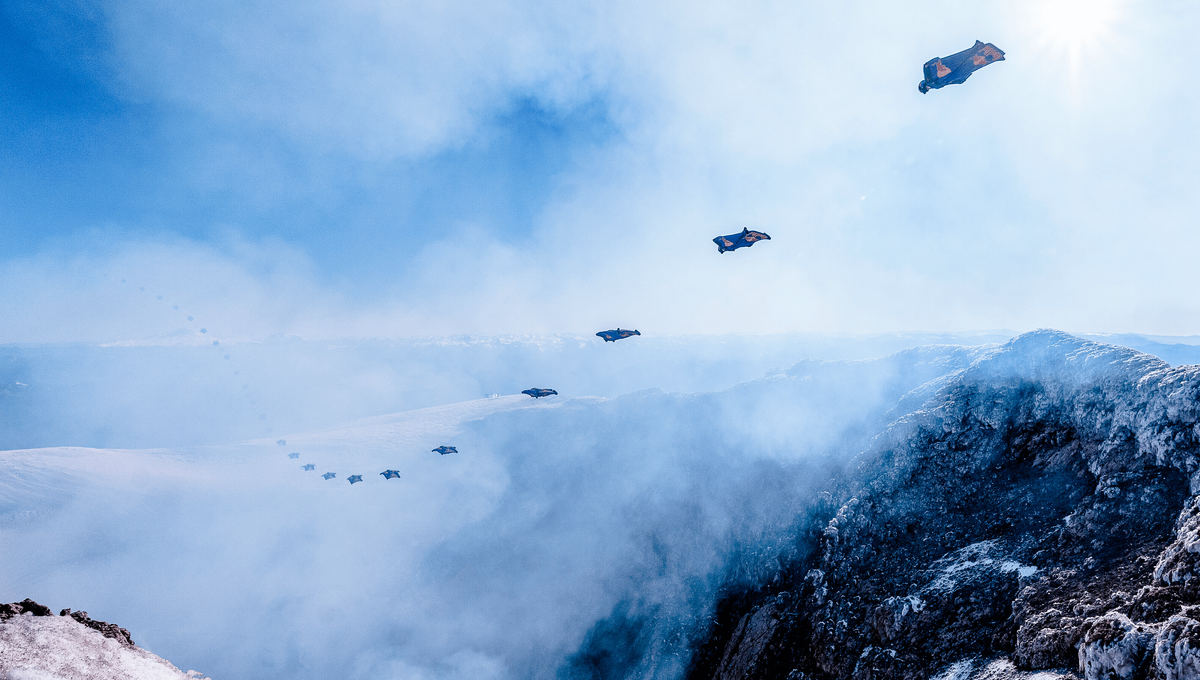 Skydiver In Wingsuit Becomes First Person Ever To Fly In And Out Of An ...
