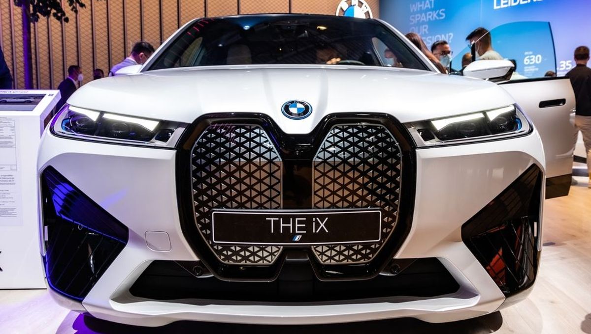 Videos Show BMW That Changes Color At The Press Of A Button | IFLScience