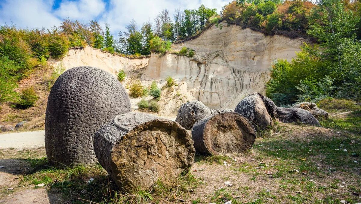 These Mysterious "Living" Rocks Seem To Give Birth To Baby Stones ...