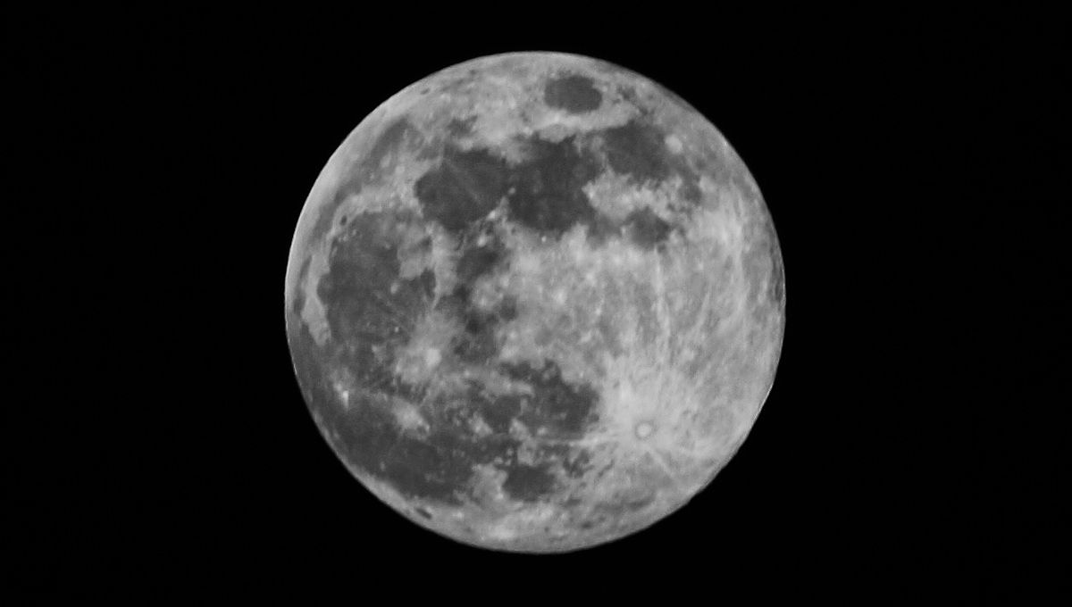 Why Do We Always See The Same Side Of The Moon? | IFLScience