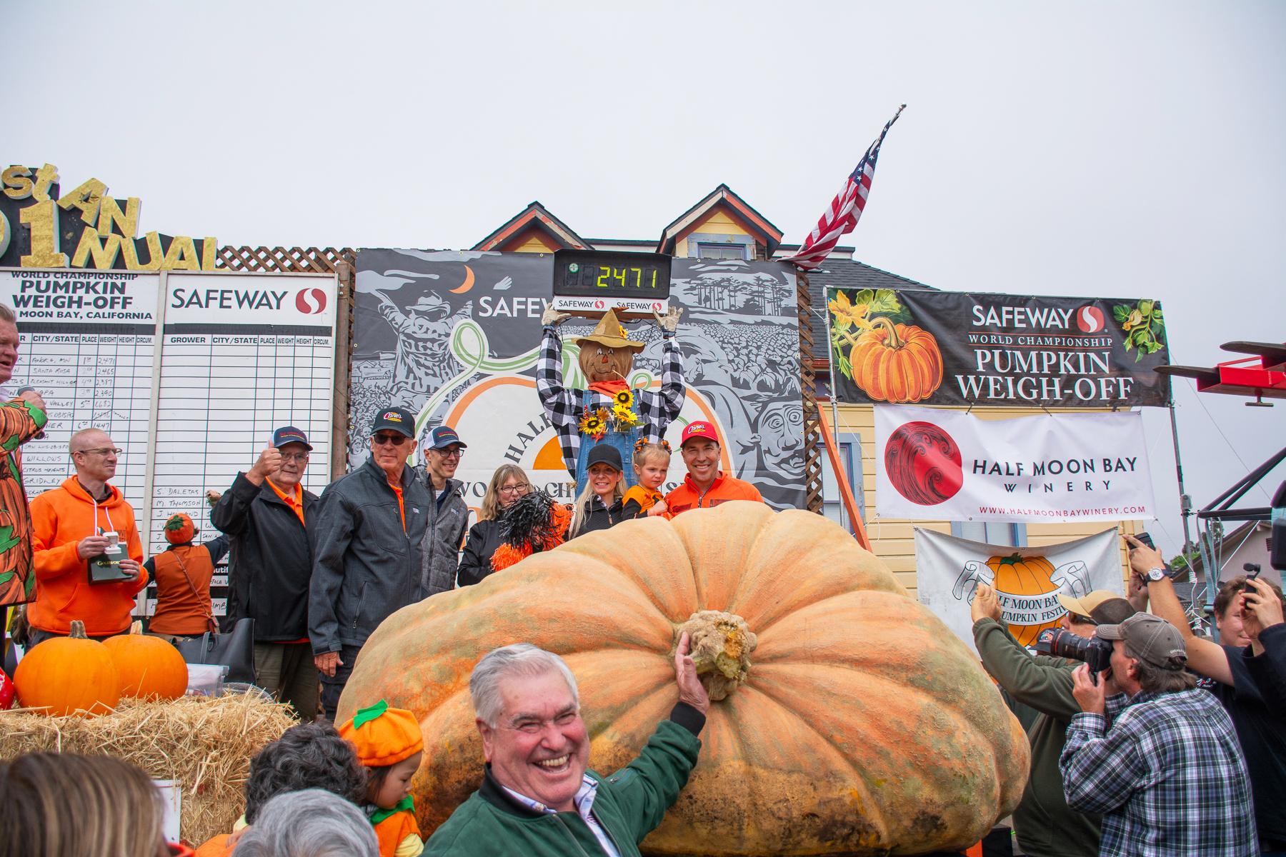 This Enormous Award-Winning Pumpkin Weighs The Same As 2 Grizzly Bears ...