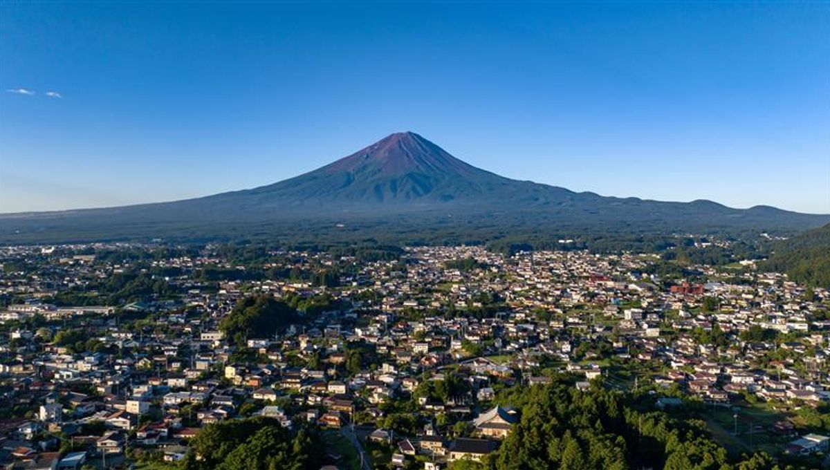 Japan's Mount Fuji Is Still Without Its Snowcap, Breaking Previous ...