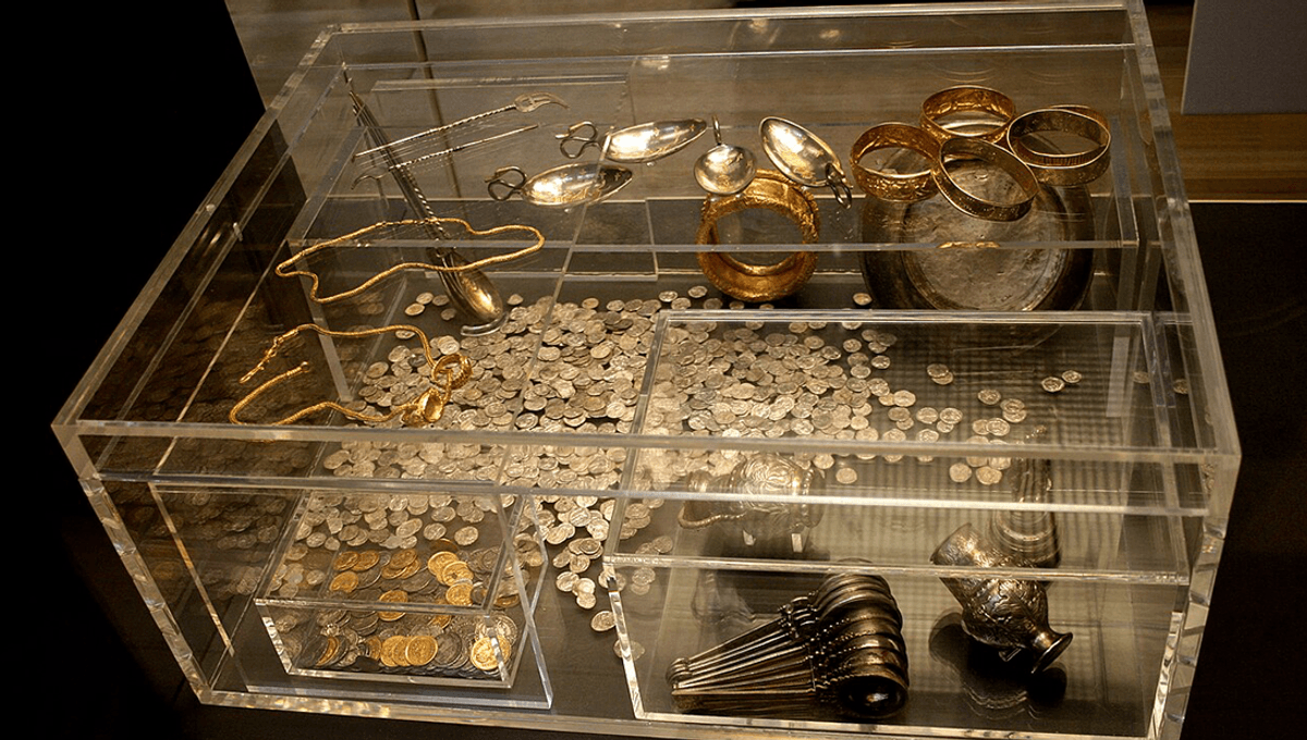 The Hoxne Hoard: In 1992, A Man Accidentally Discovered One Of The ...